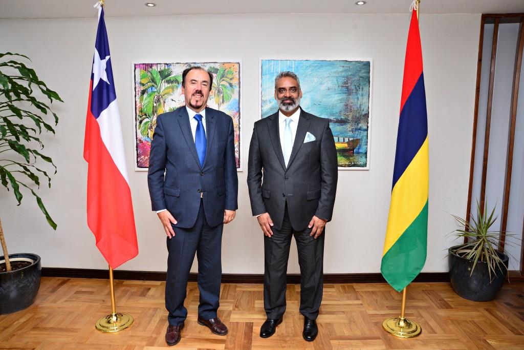 Ambassador of Chile calls on Minister Maneesh Gobin